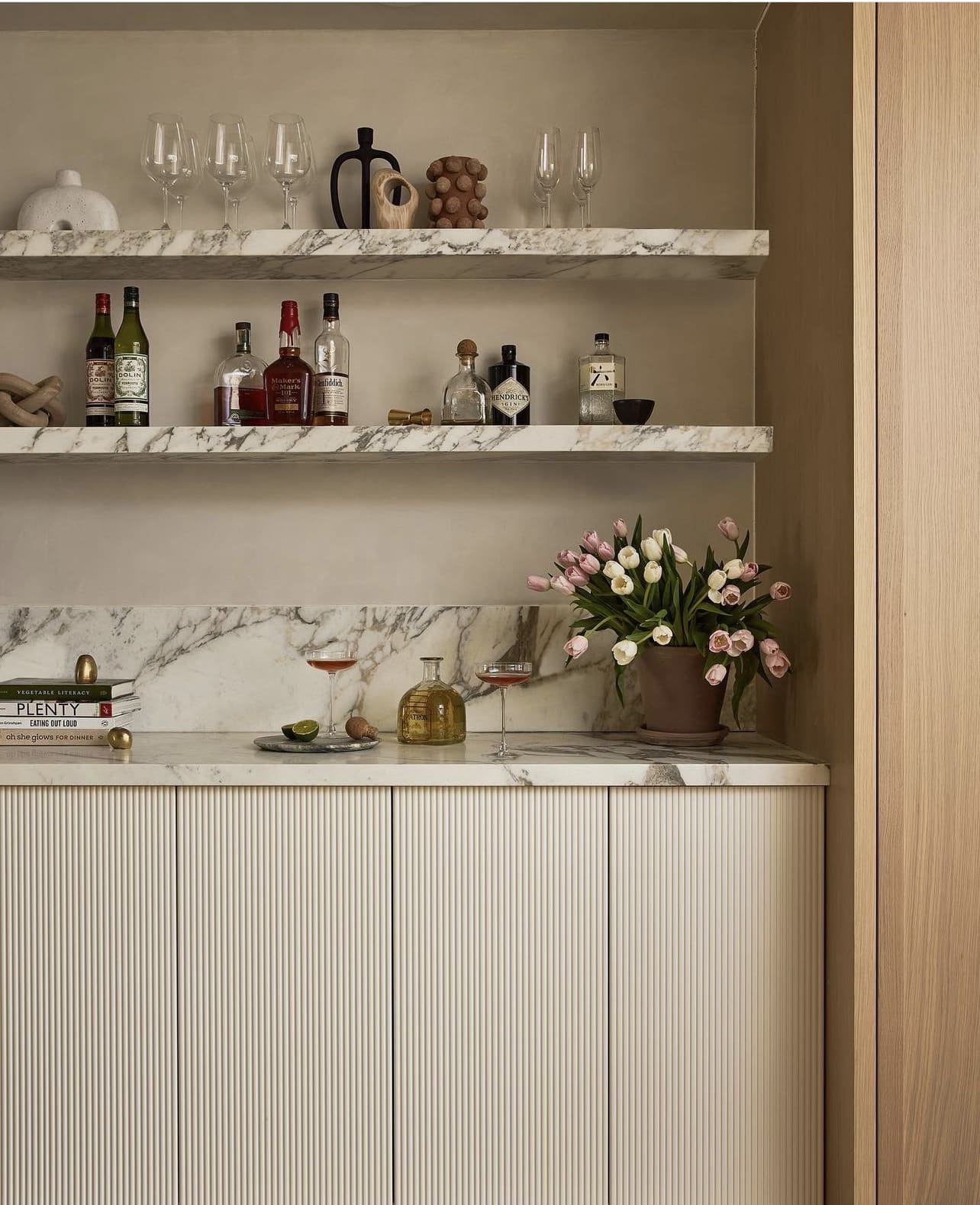 6 Design Techniques to create a luxury Home Bar : 21 Design Ideas ...
